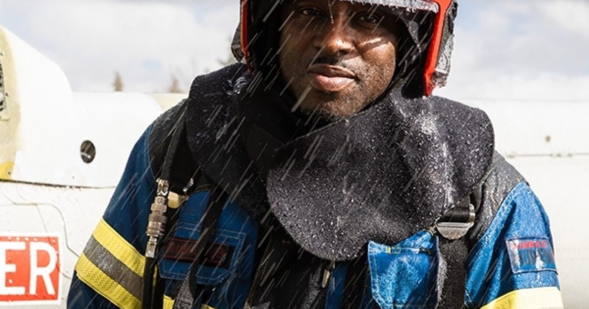 Een brandweerman bestrijdt brand, een brandwacht voorkomt hem